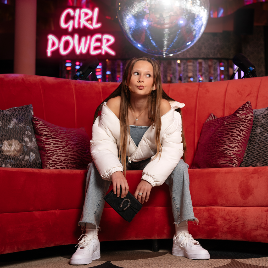 Ny låt og TV-deltakelse for Sophie! - Malviknytt